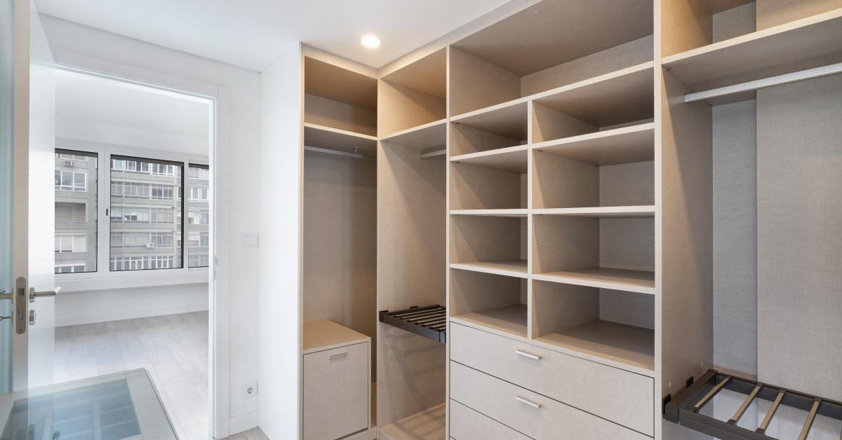 The Best Hardware Options for an Organized Closet